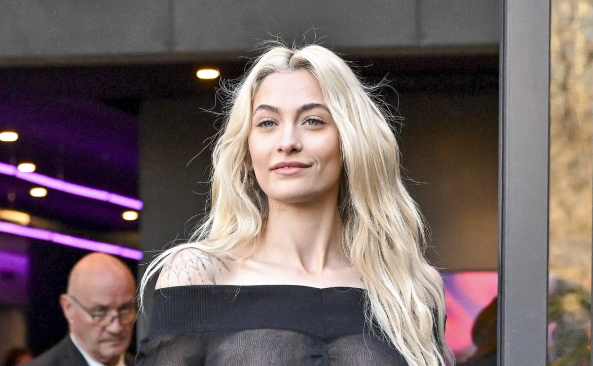 Paris Jackson se olvida de la lencería y posa con vestido traslúcido en ...
