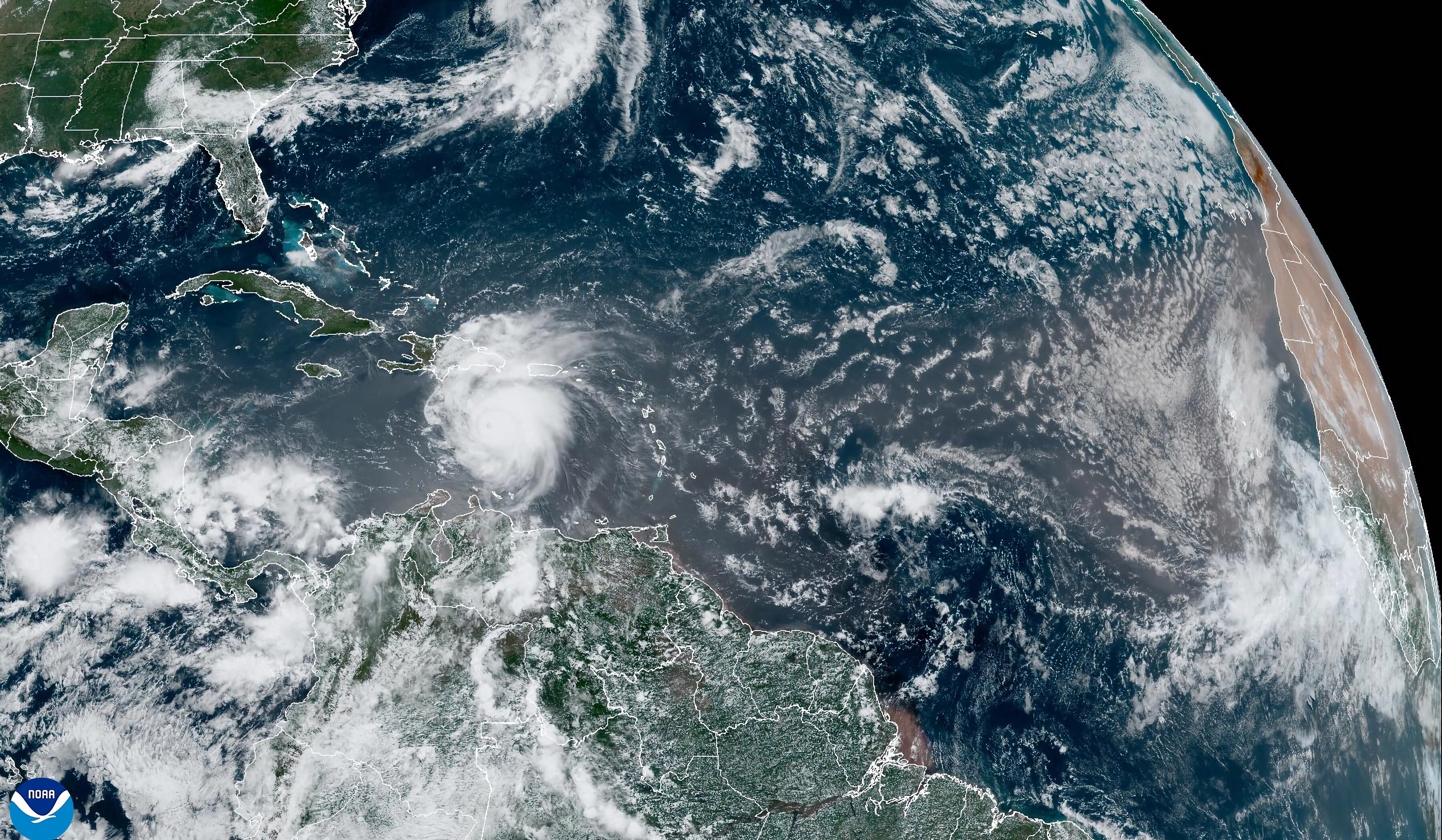 Tras devastar varias islas caribeñas, Beryl se debilita a categoría 4 ...
