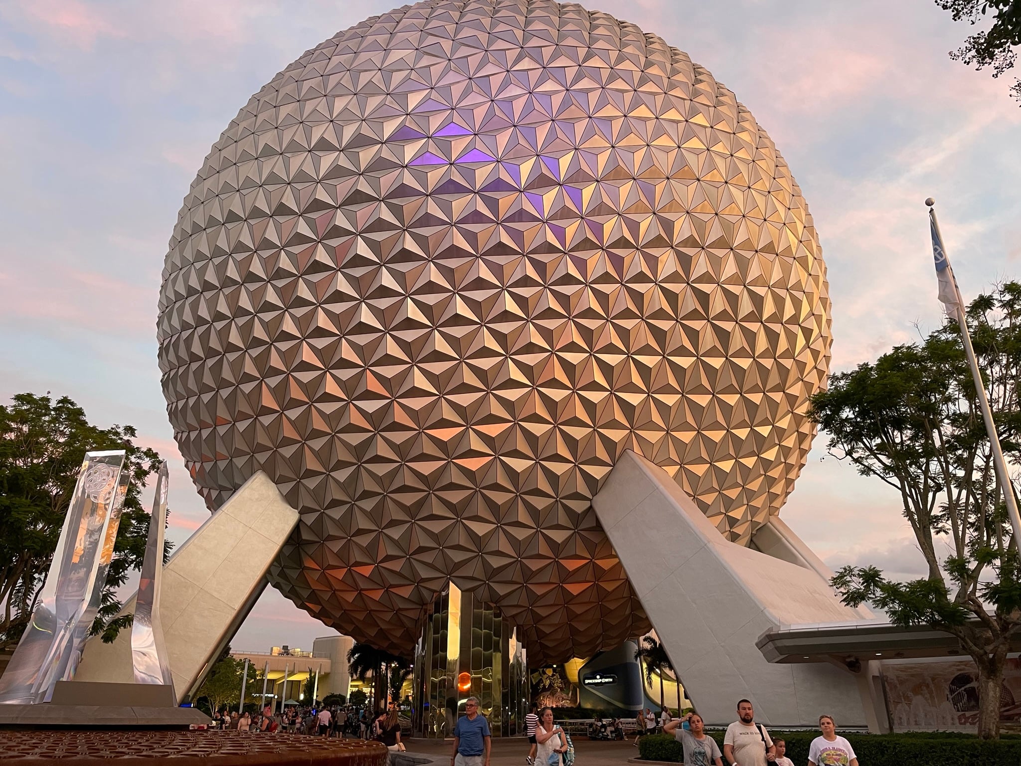 ¿Qué hay dentro de Spaceship Earth, la esfera de EPCOT en Disney World ...