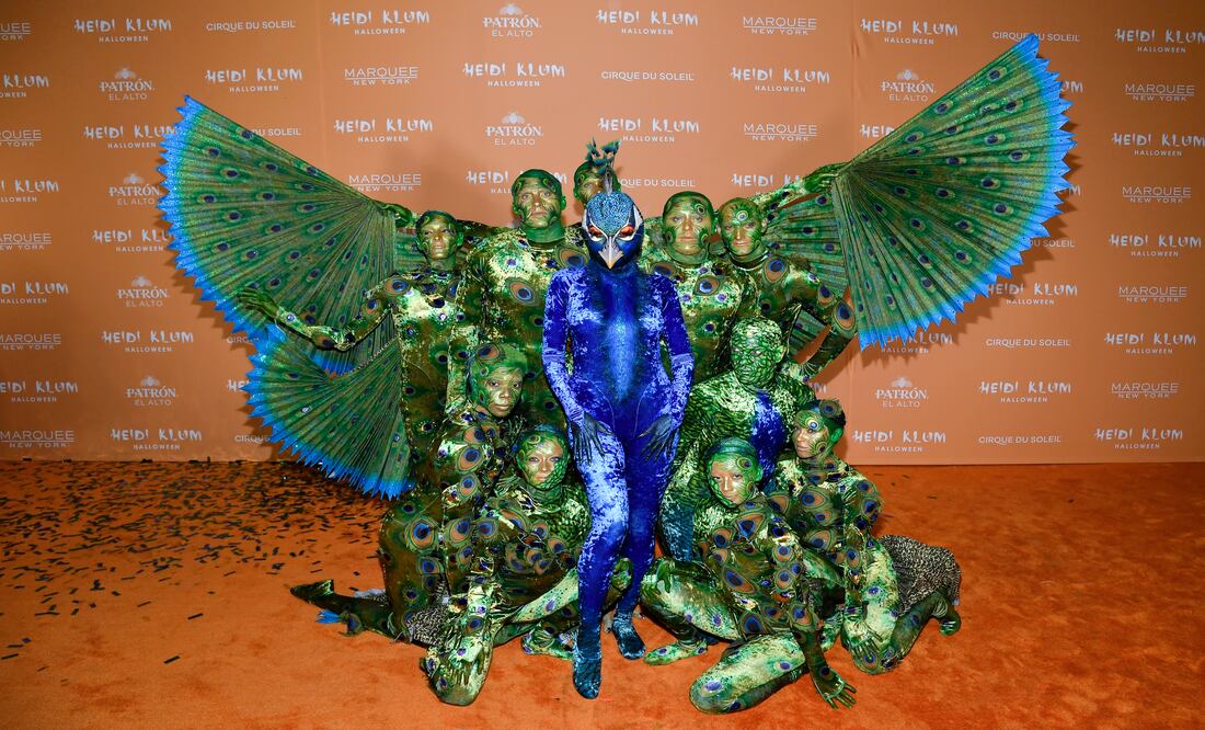 Heidi Klum deslumbra como pavo real en su épica fiesta de Halloween ...