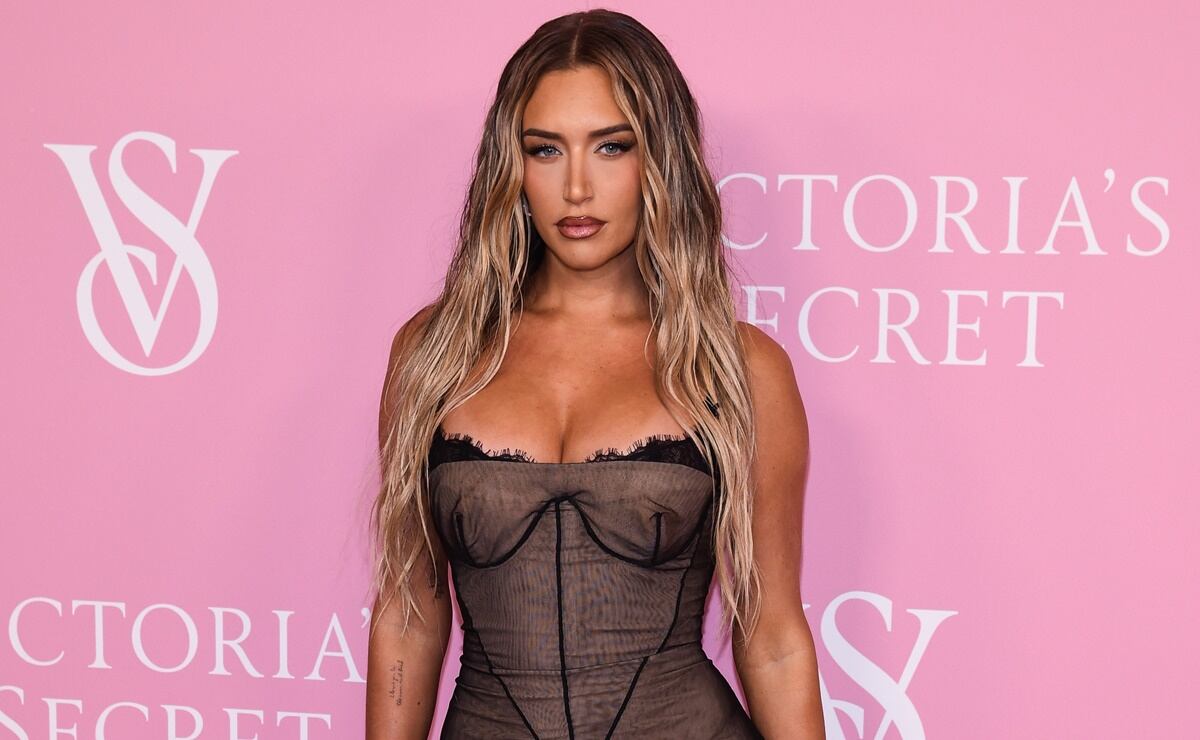 Anastasia Karanikolaou luce sus curvas en ajustado vestido negro “de infarto”