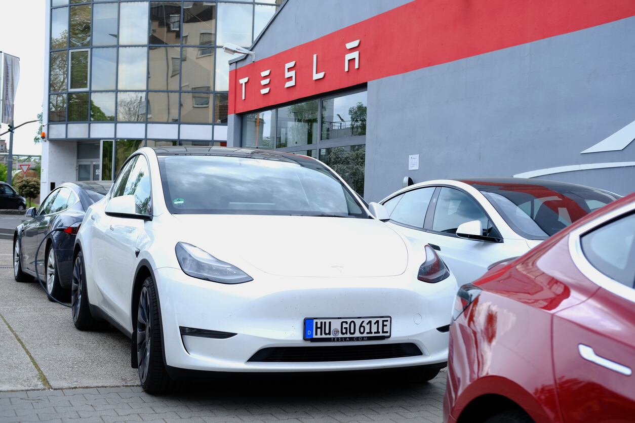 Niña queda atrapada en un Tesla sin batería en Arizona; abuela pide ...