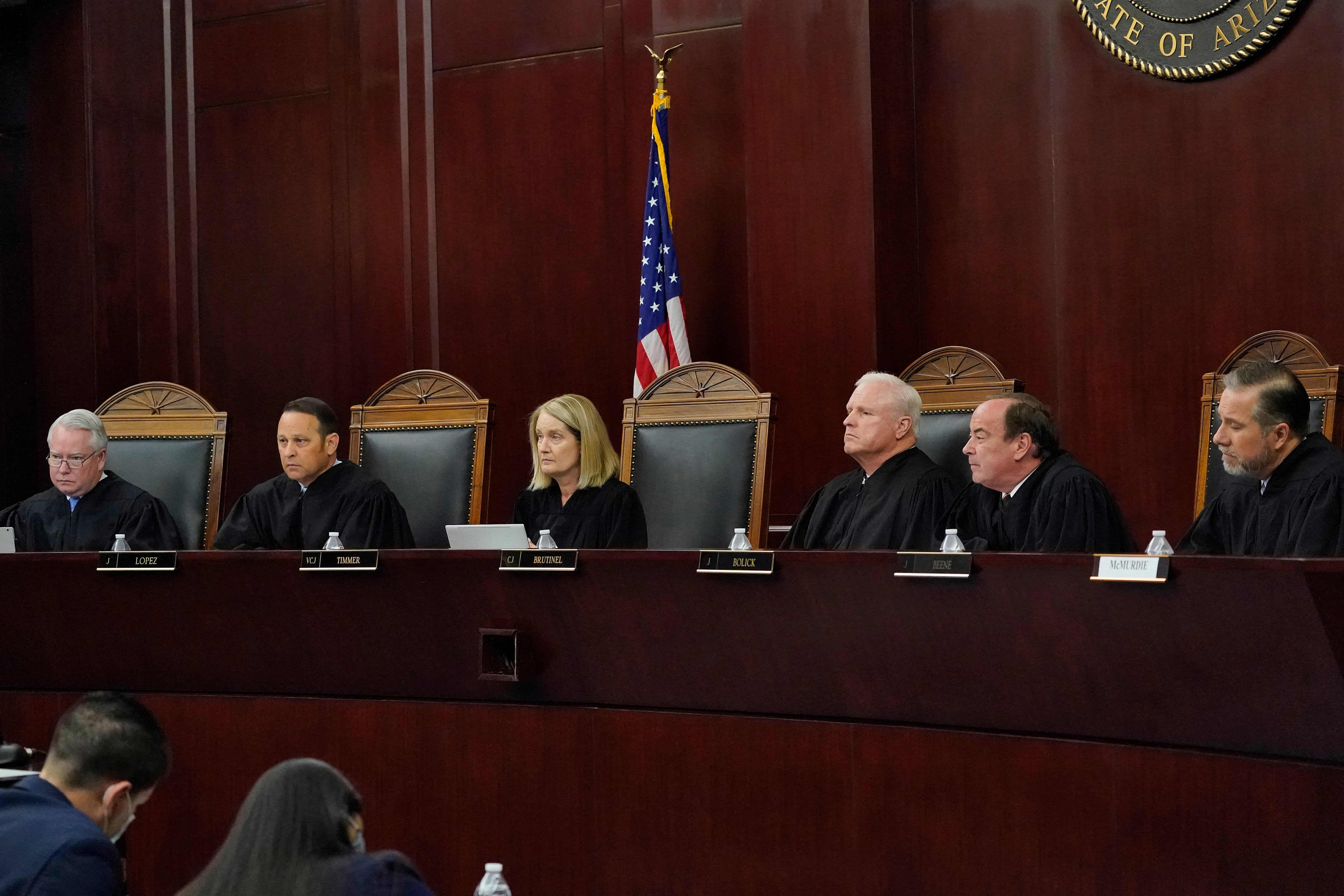 El Tribunal Supremo de Arizona prohíbe el aborto al recuperar una ley ...