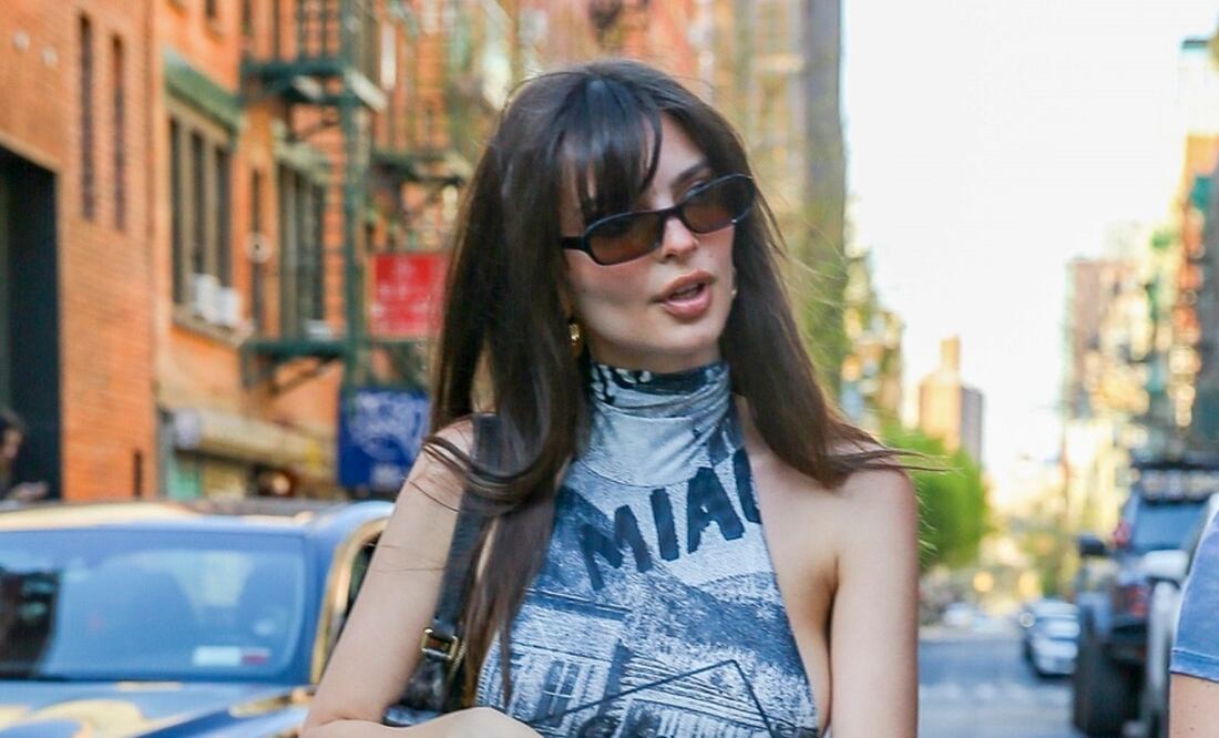 Emily Ratajkowski luce vestido side de periódico al estilo Sarah ...