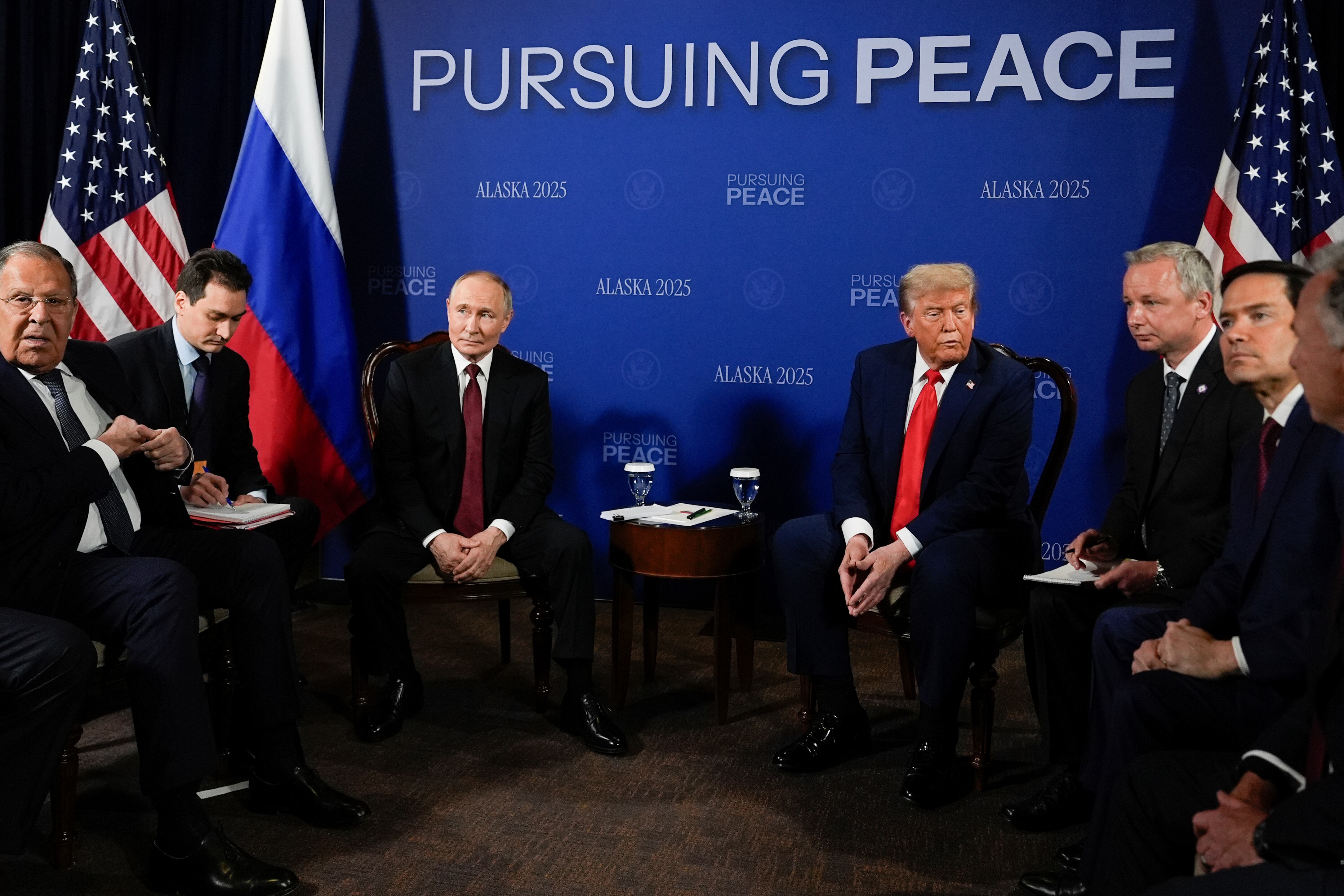 Finaliza la reunión del presidente Trump con el presidente Putin en ...