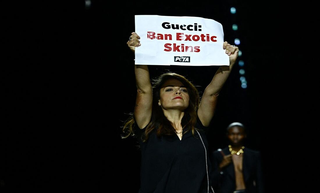 Activista de PETA irrumpe en el desfile de Gucci en Milán; "No más ...