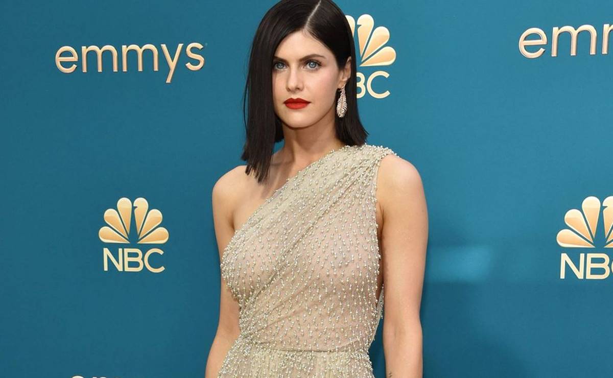 Alexandra Daddario presume bikini verde de infarto en playa cristalina ...